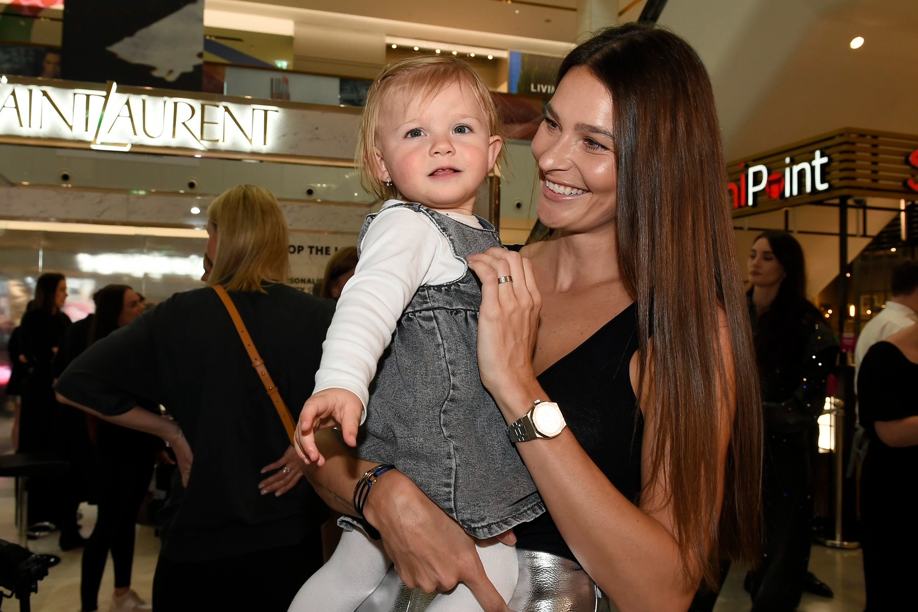 Ze zakázané lásky Nikol Švantnerové vznikla dcera Mia: Chůva jim ale nesmí přes práh | vipstar.cz